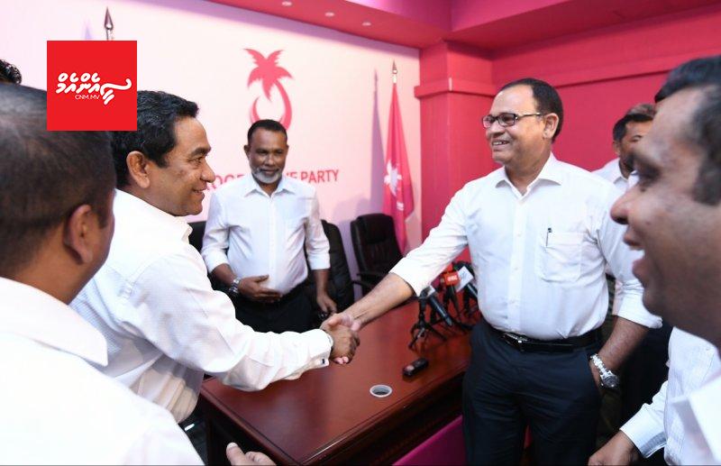 Candidate in ah observe kuran vanee huras elhifa: Adam Shareef